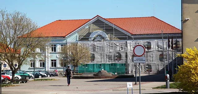 Rugių varpos ir pjautuvai muzikos mokyklos fasade liks: užstojo ...